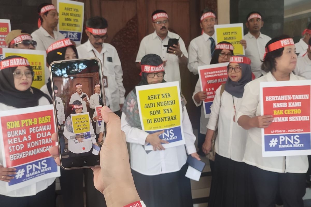 Dosen Untidar Demo Tuntut Diangkat Jadi PNS, Rektor Dukung Aksi