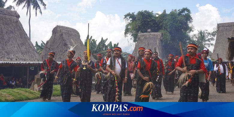 Makna Busana Adat Bajawa yang Dipakai Orang Ngada Saat Ritual Reba