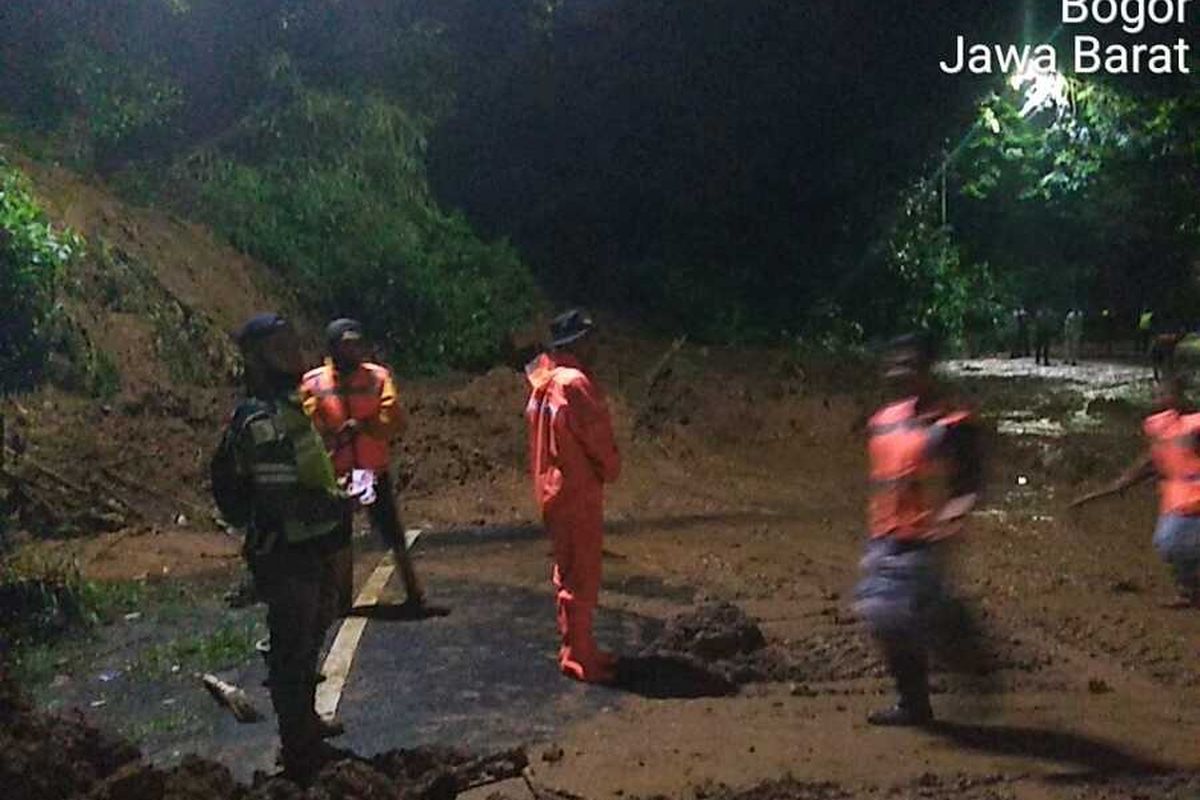 Puncak Bogor Longsor, Jalur ke Puncak Pass Lumpuh dari Dua Arah