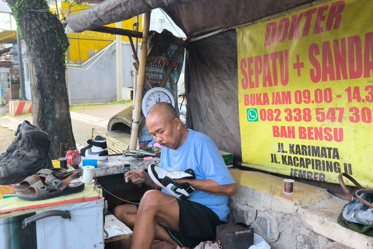 Cerita Rasa Syukur dari Bawah Pohon Jalan Karimata, "Dokter Sepatu" Bah ...