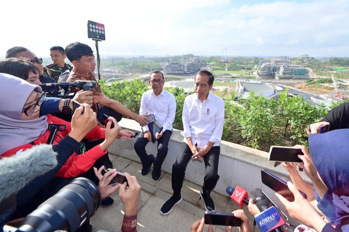 BERITA FOTO: Momen Jokowi Tunjukkan Istana Kepresidenan IKN ke Wartawan