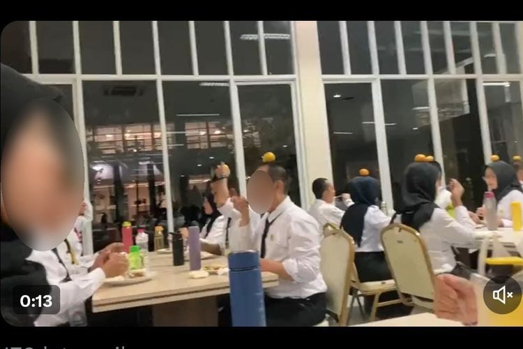 Viral, Video Peserta Latsar PPPK Guru Letakkan Jeruk di Kepala Saat Makan, BPSDM Jabar Beri ...