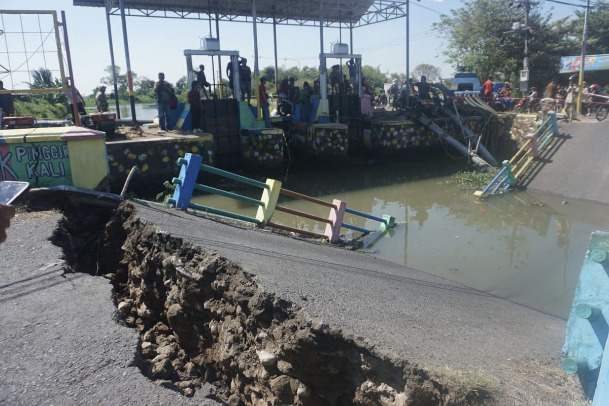 Satu-satunya Jembatan Penghubung 2 Desa di Sidoarjo Ambruk