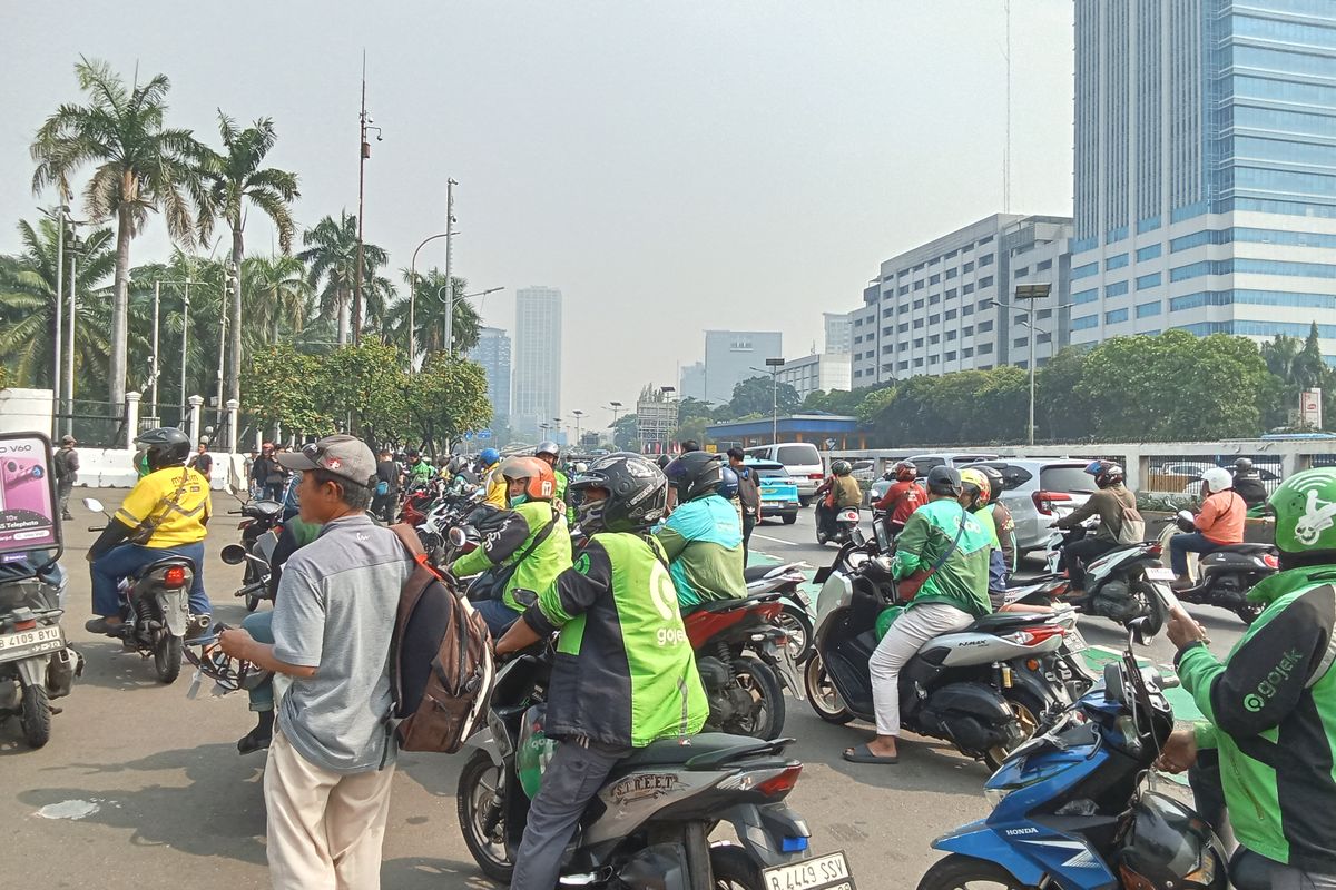 Demo 25 Agustus di DPR, Lalin Jalan Gatot Subroto ke Slipi Dialihkan