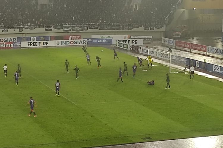 Foto : Hasil Persita Vs PSS Sleman 0-2: Super Elja Buat Suporternya Pulang dengan Bangga