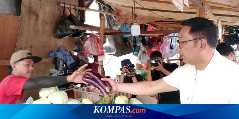 Ridwan Kamil Belanja Terong dan Naik Becak Saat Blusukan ke Pasar Petak Sembilan