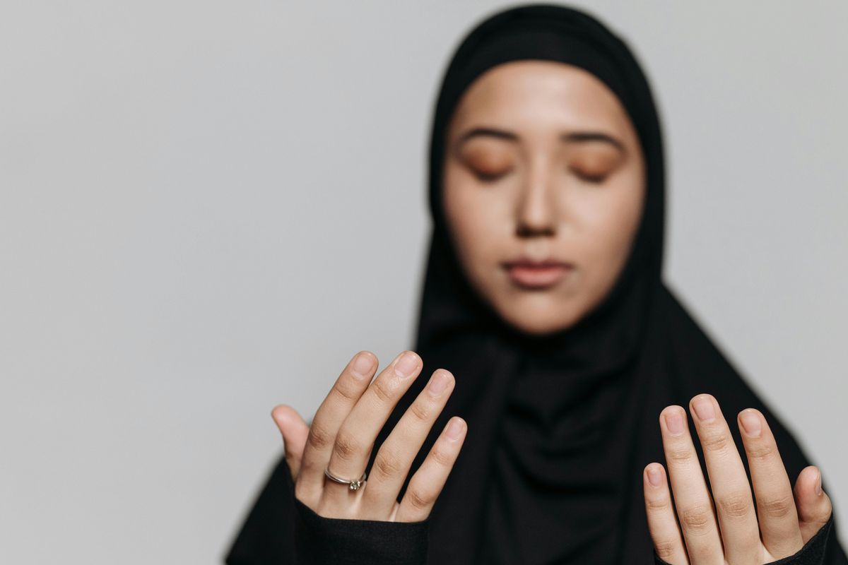 Tata Cara Berdoa yang Benar agar Dikabulkan, Lengkap dengan Waktu Mustajab