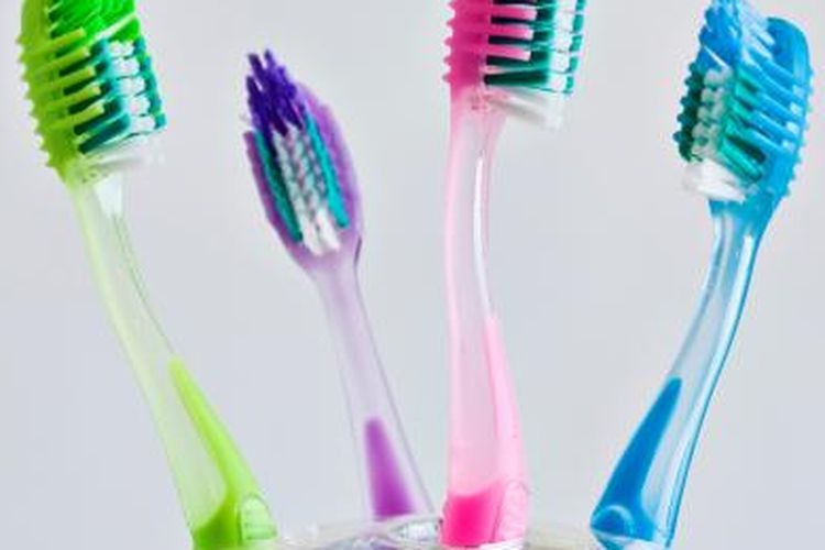 Simak, Cara Membersihkan Sikat Gigi yang Benar