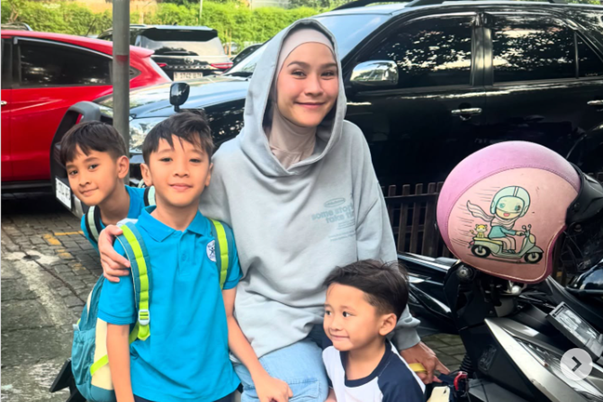 Zaskia Mecca Antar Anak Masuk Sekolah Hari Pertama, Konvoi 4 Motor