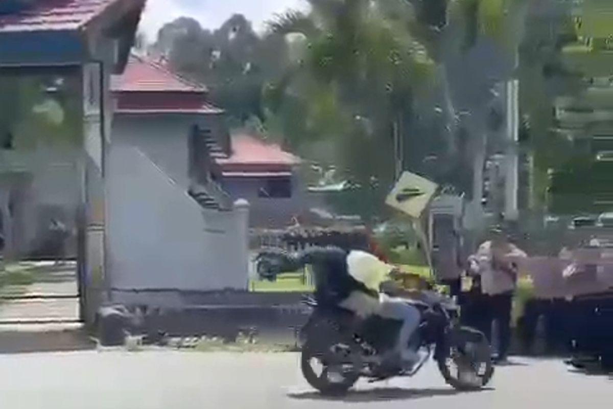 2 Mahasiswa yang Serobot Barikade Polisi dengan Motor di Manokwari ...
