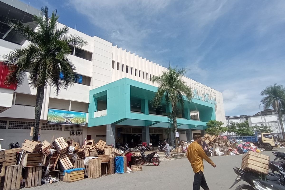 Sumbat Akses Masuk, Pedagang di Pelataran Pasar Mardika Ambon Ditertibkan