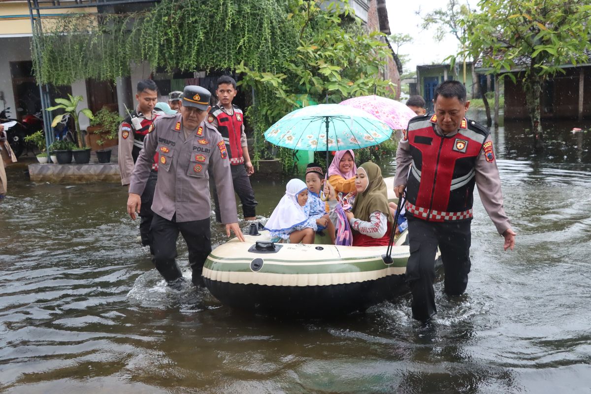 Banjir Sayung Demak Tak Kunjung Surut, Siswa Dijemput dengan Perahu