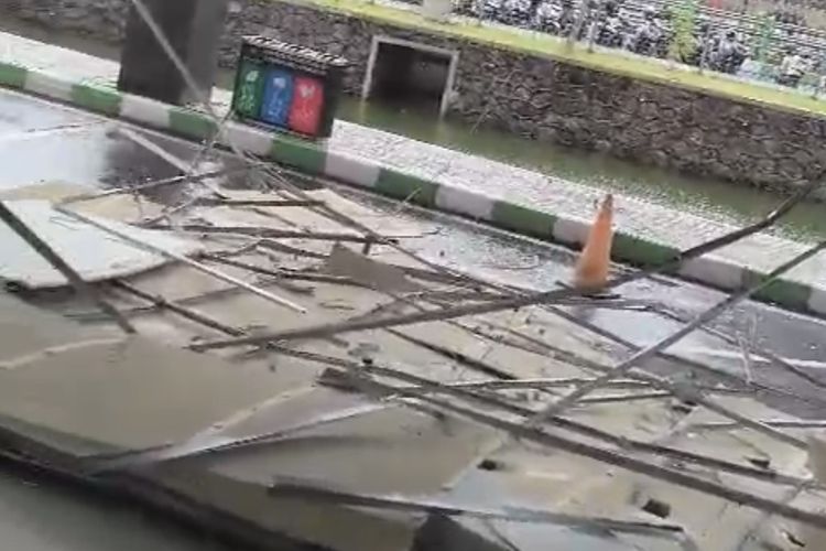 Foto : Hujan Disertai Angin Kencang, Atap Plafon UINSA Gunung Anyar ...