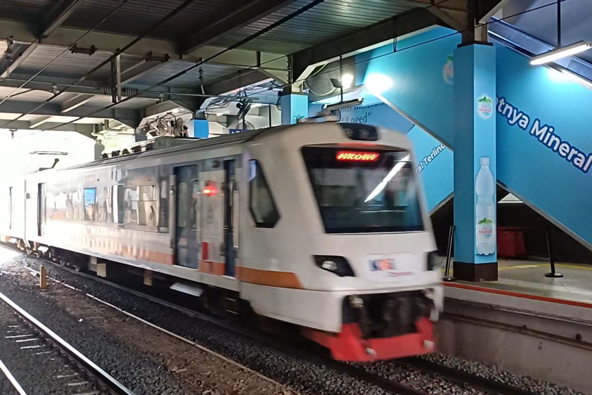 Kereta Bandara Manggarai-Basoettta Tertemper, Penumpang KRL Tertahan ...