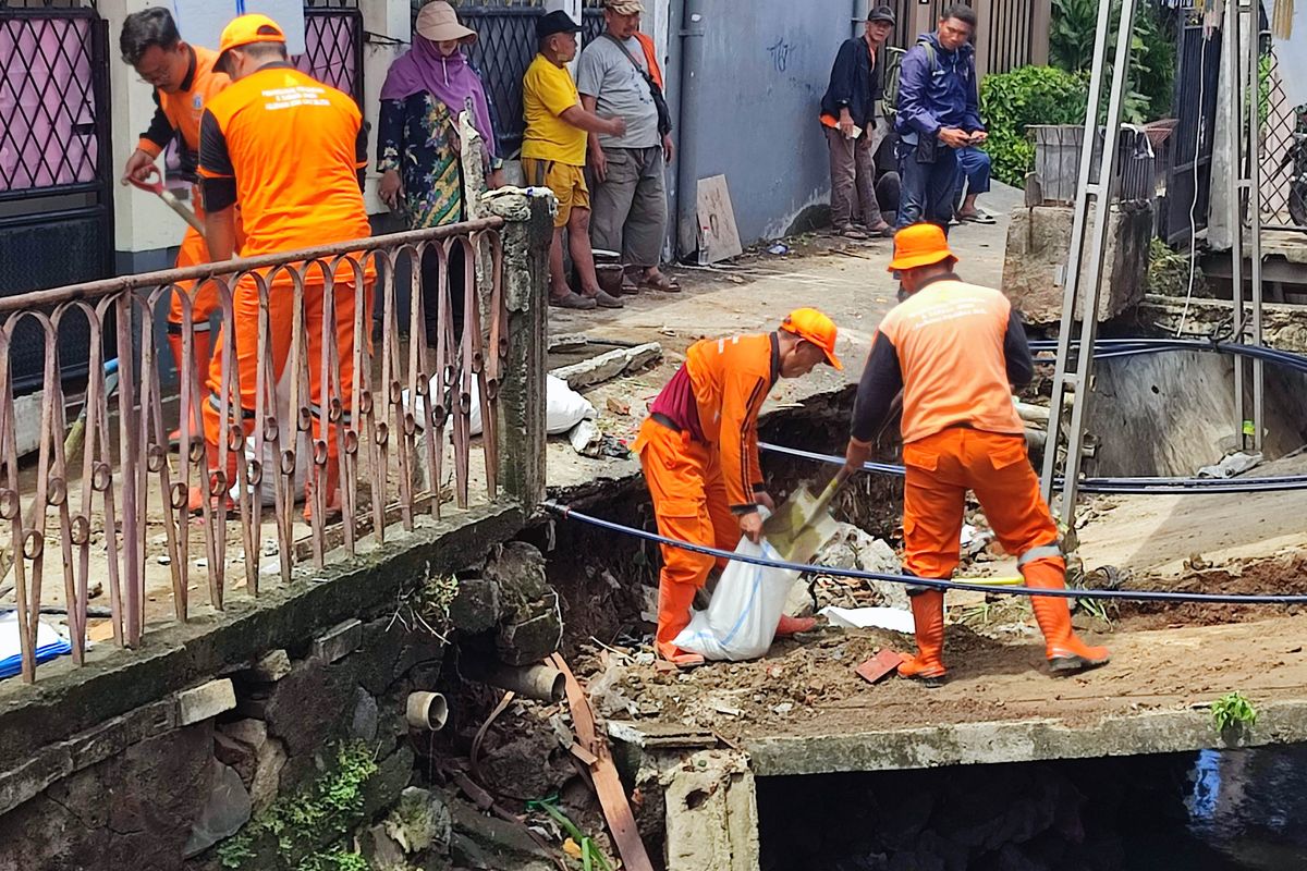 Dua Jembatan Warga di Utan Kayu Selatan Ambruk, Tak Ada Korban Jiwa