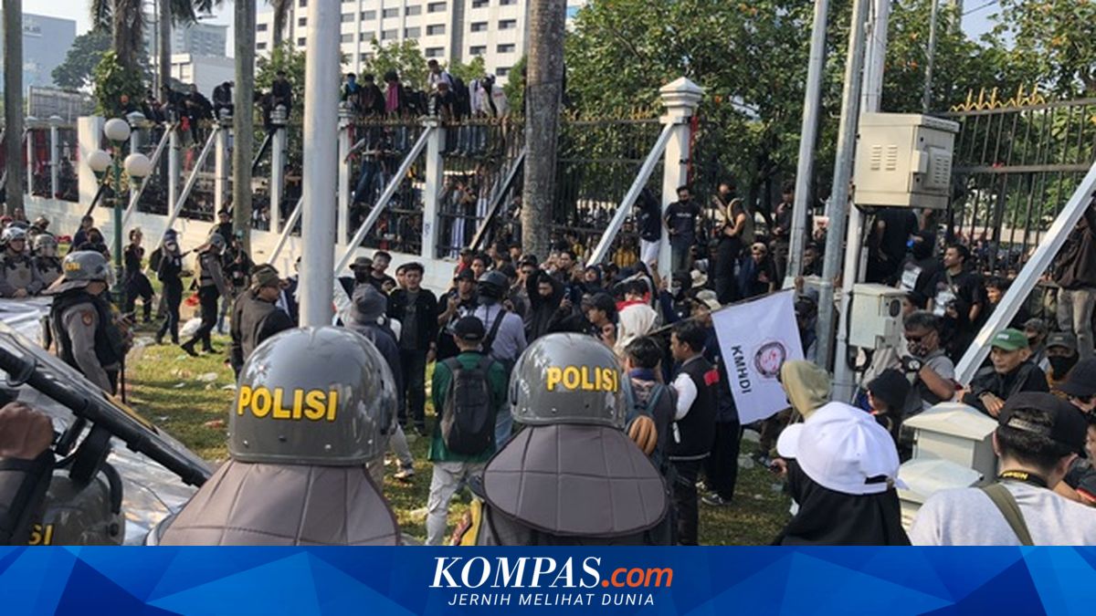Jebol Pagar DPR, Mahasiswa: Jangan Rusuh, Kita Sudah Berhasil Masuk...