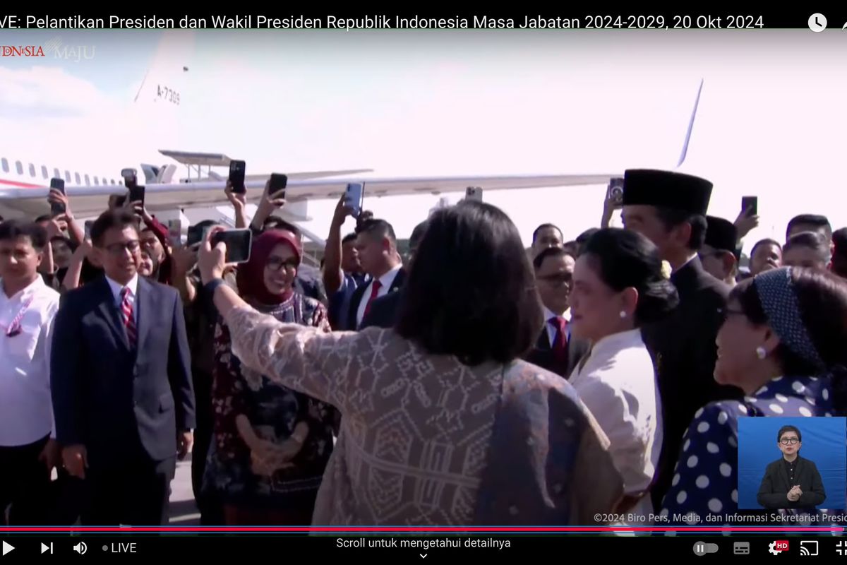 Saat Jokowi Selfi Bersama Menteri-menteri Kabinet Indonesia Maju di Lanud Halim Perdanakusuma