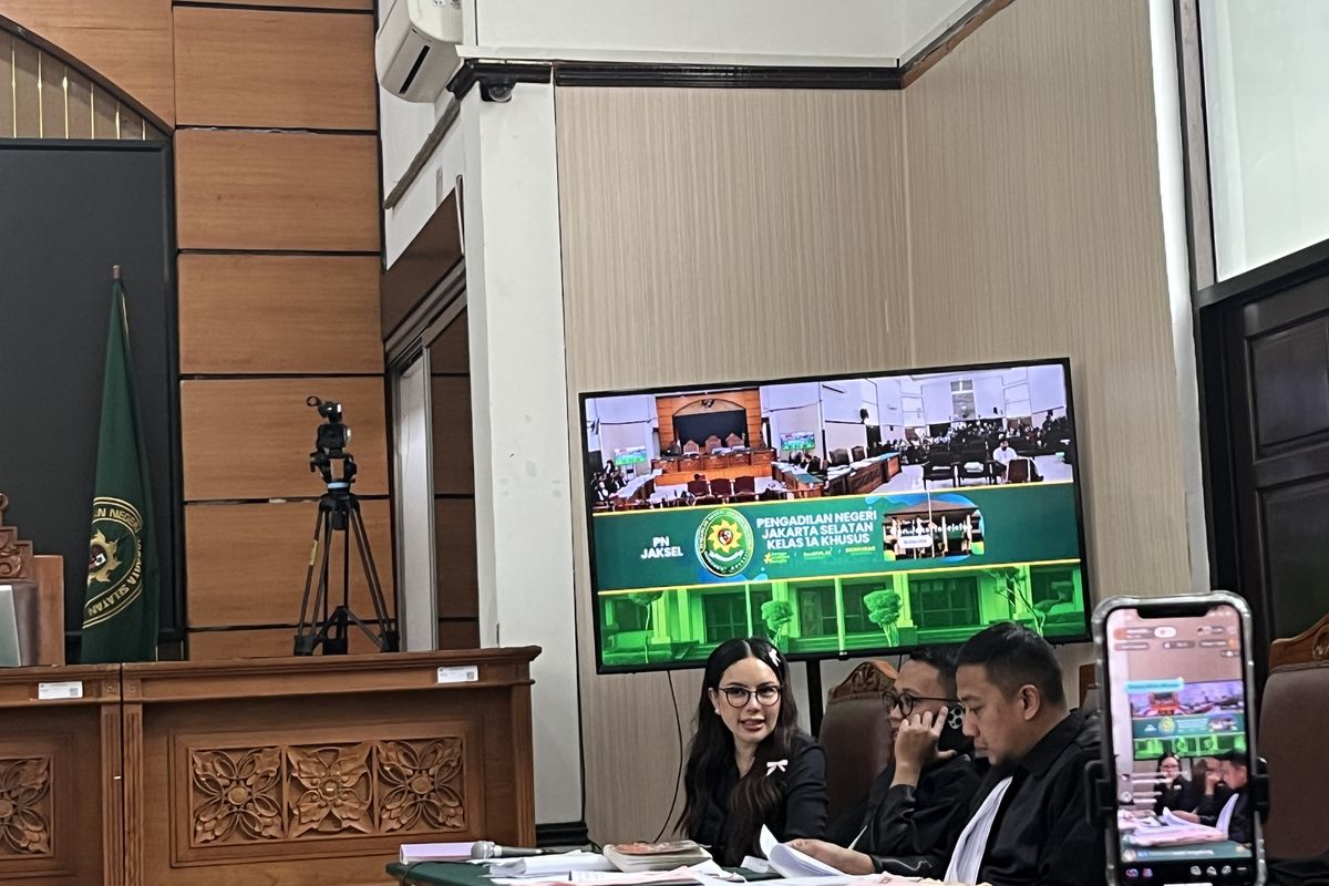 Nikita Mirzani Hadiri Sidang dengan Pita Merah Muda: Aku Ranger Pink Hari Ini