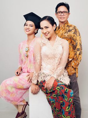 6 Outfit Wisuda Putri Shahnaz Haque, Pakai Setelan Milik Sang Nenek