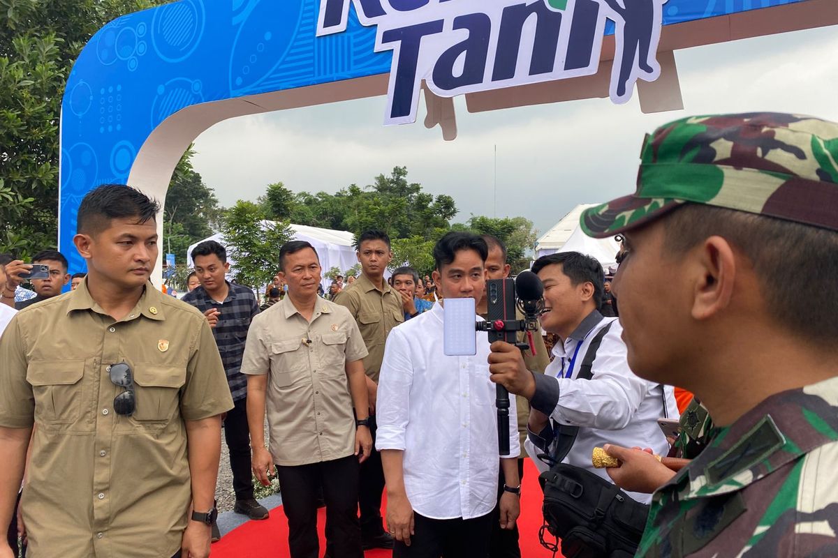 Momen Ketika Gibran Diserbu Warga untuk Selfie di Acara Rembuk Tani...