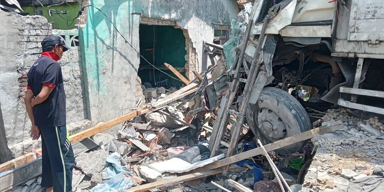 Berita Harian Truk Fuso Tabrak 4 Motor Dan Rumah Di Jalur Gebrong Cianjur Terbaru Hari Ini ...