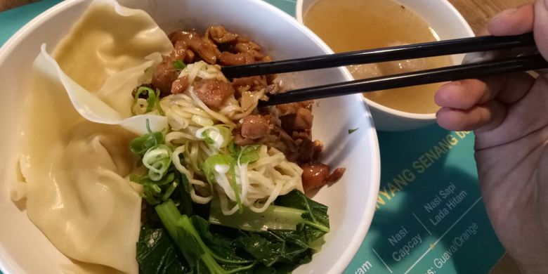 Ini Cara yang Benar Menikmati Bakmi ala Tirta Lie