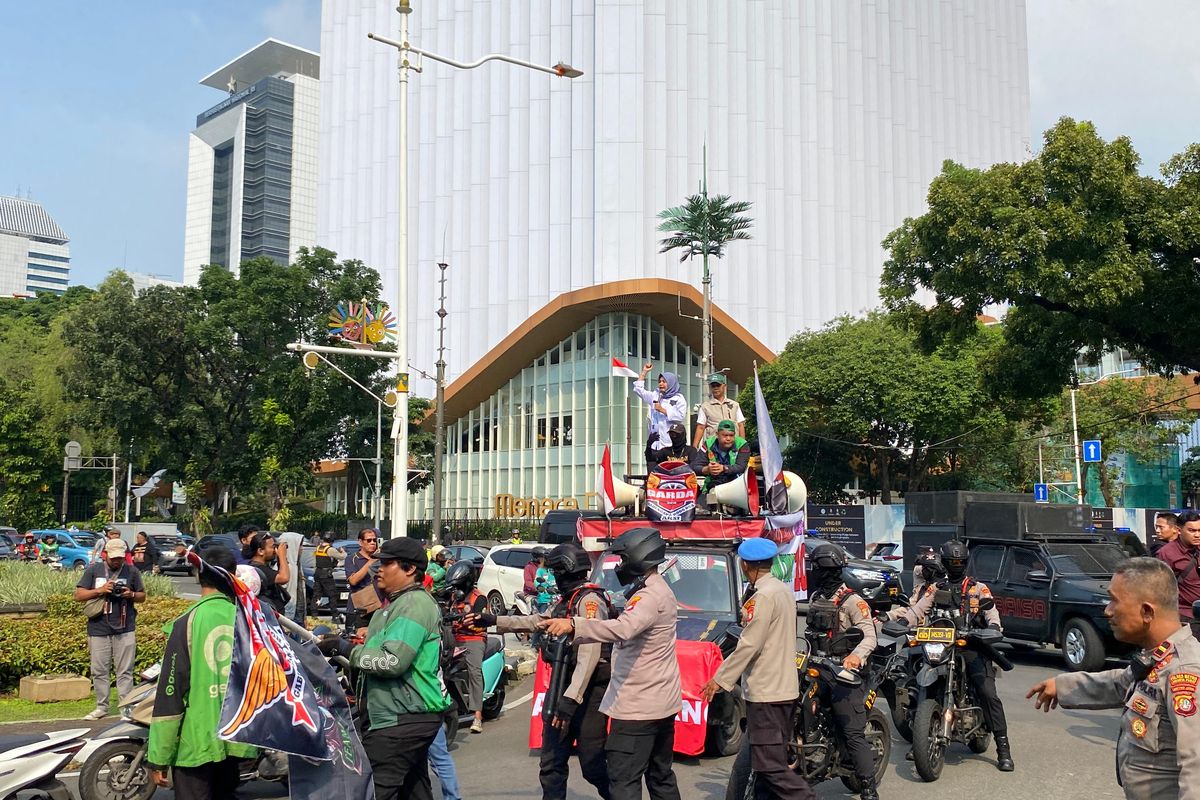 Massa Demo Ojol Mulai Padati Silang Selatan Monas