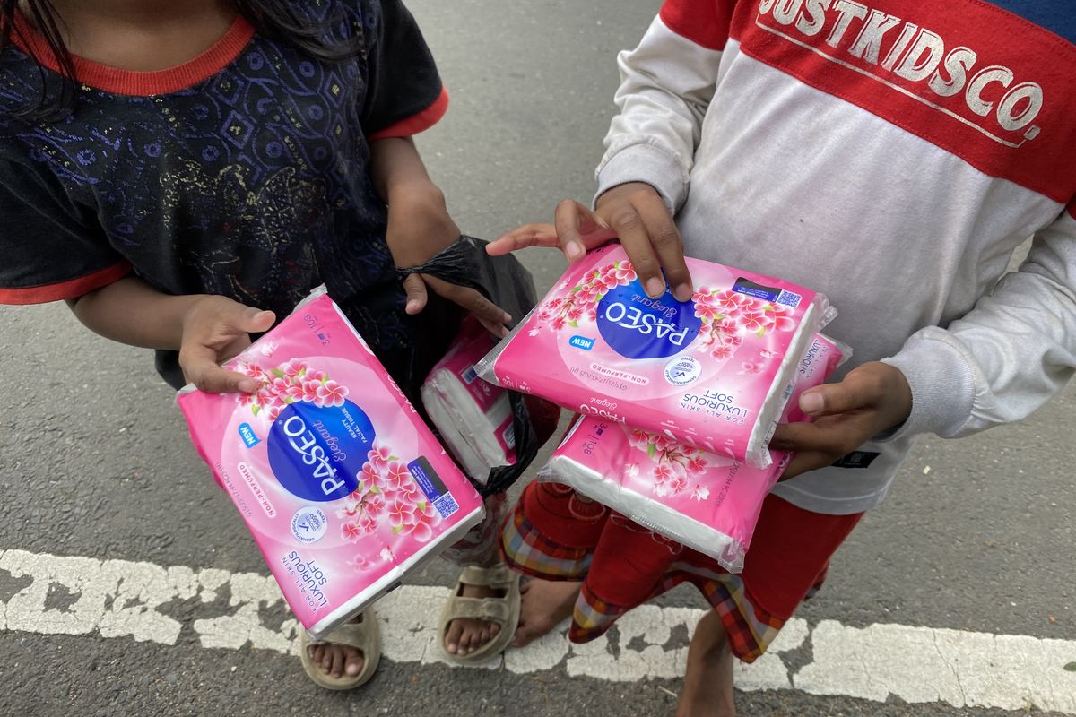 Anak-anak Penjual Tisu di Jakarta dan Masa Kecil yang Tersita