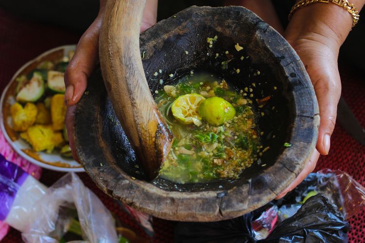 Cobek Batu atau Cobek Kayu, Mana Lebih Baik untuk Ulek Bumbu?