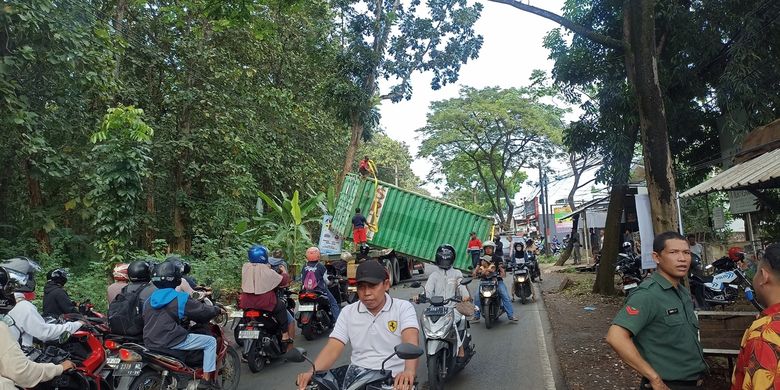 Berita Terkini Harian Macet Panjang Akibat Kecelakaan Terbaru Hari Ini - Kompas.com