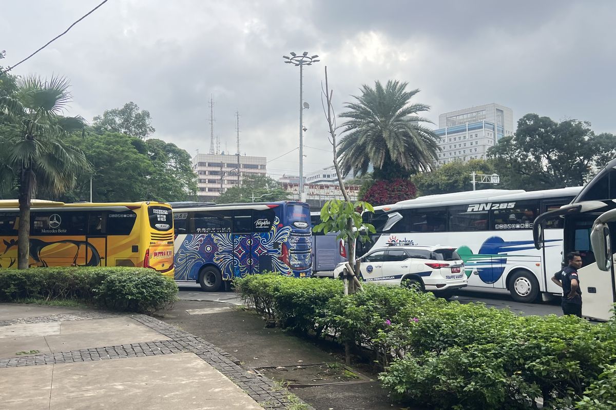 Jalan Medan Merdeka Selatan Jadi Parkiran Bus Dadakan, Lalu Lintas ...