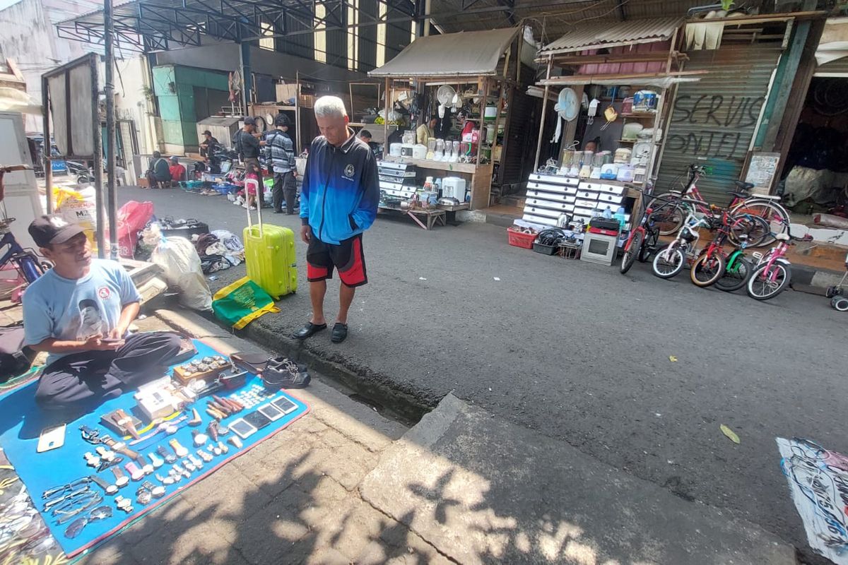 Pasar Shoping Salatiga, Surga Barang Loak yang Mulai Tertepikan