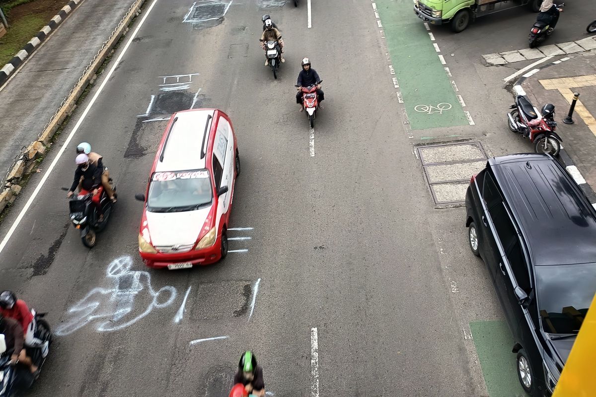 Warga Keluhkan Tambalan Jalan Matraman Raya, Dinilai Asal-asalan dan ...