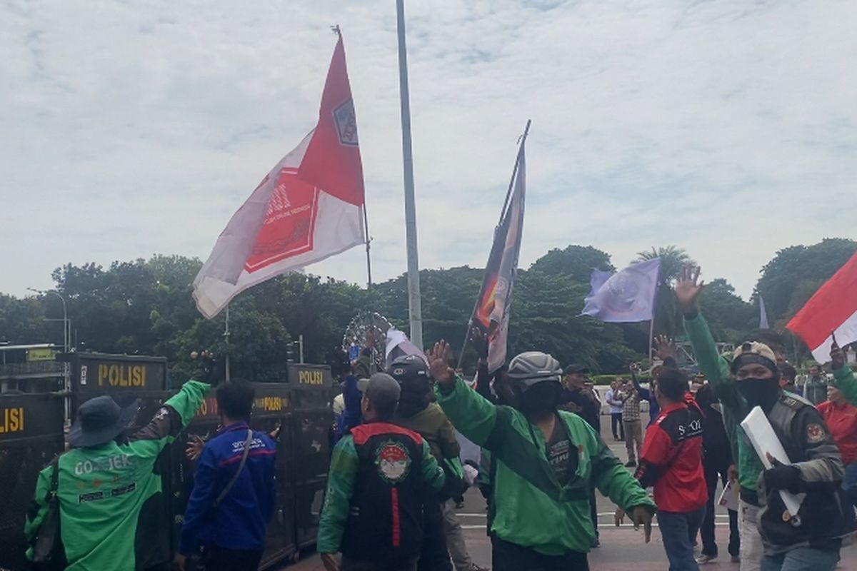 Jalan Menuju Kemenhub Ditutup, Massa Demo Ojol Kecewa