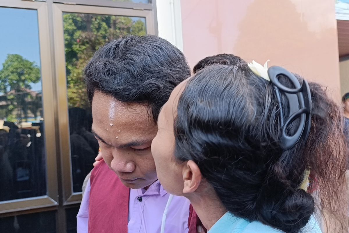 Pelukan Ibu Antarkan Agus Difabel ke Mobil Tahanan Usai Divonis 10 Tahun Penjara