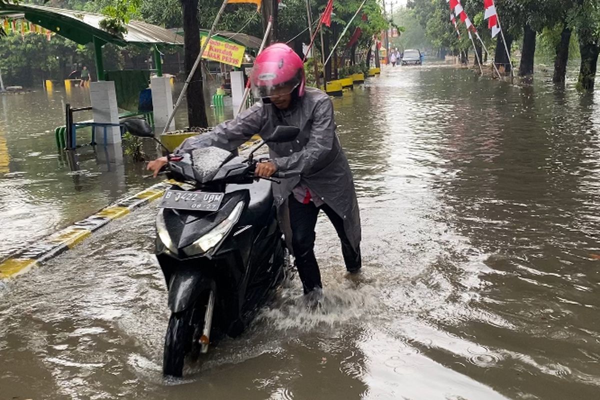 Banyak Motor Mogok Usai Nekat Terobos Banjir di Jembatan Rawalumbu