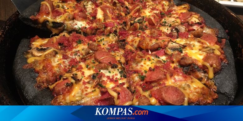 Pizza Warna Coklat Sudah Biasa, Bagaimana Rasanya Bila Warna Hitam?