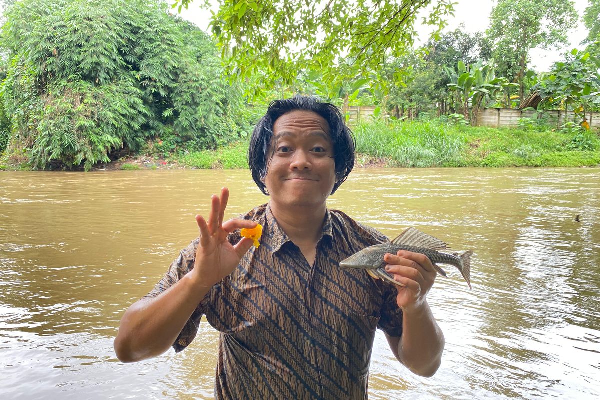 Menyelami Sungai Ciliwung, Arief Kamarudin Basmi Ikan Sapu-sapu dengan ...