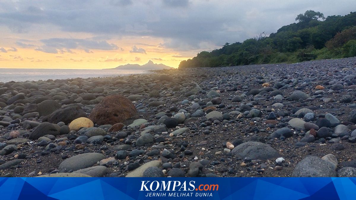 Pantai Iteng di NTT, Tempat Lihat Pulau Mules yang Mirip Candi
