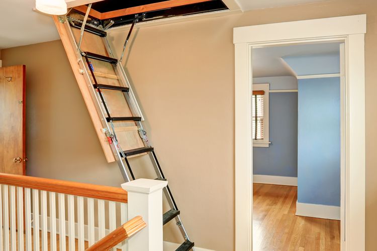 8 Tips Memaksimalkan Ruang Penyimpanan di Loteng Rumah