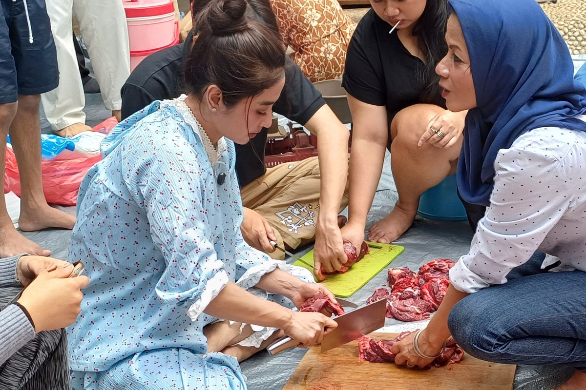 Dewi Perssik Ikut Potong Daging Sapi Kurban, Sebagian Dibagikan ke Tetangga