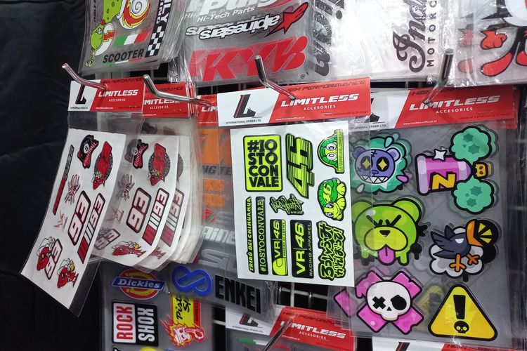 Bikin Kendaraan Tampil Beda, Beli Stiker Tema Otomotif di IIMS 2025