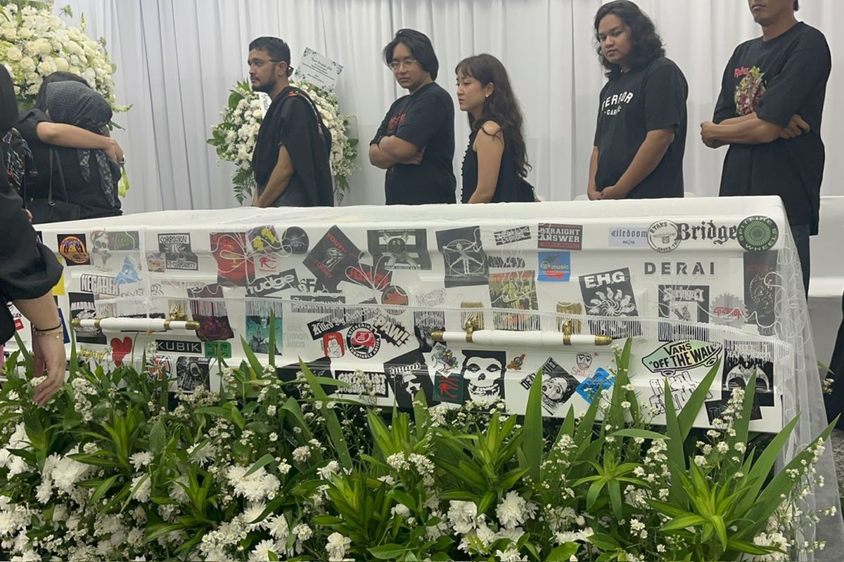 Ketika Deretan Stiker Band Penuhi Peti Ricky Siahaan…
