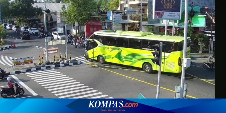 Terobos Lampu APILL, Bus Pariwisata Tabrak Sepeda Motor di Gunungkidul