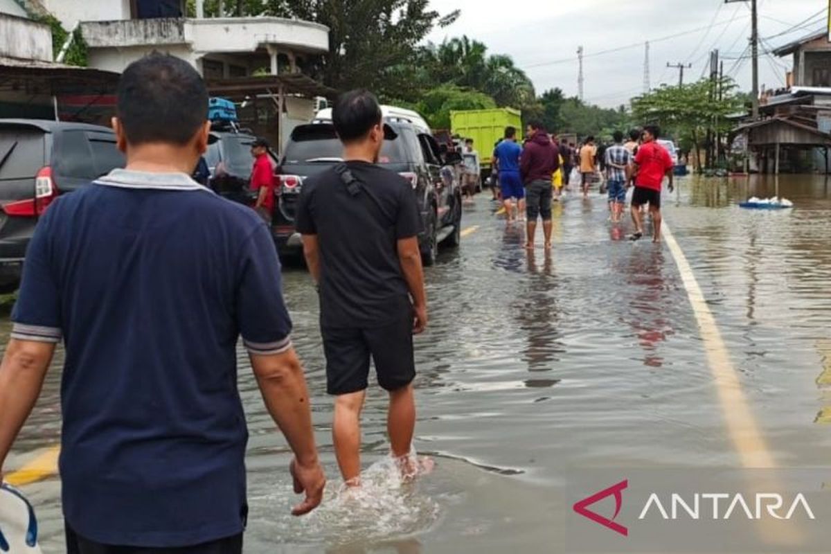 Banjir Jalan Lintas Palembang-Jambi Bikin Macet 40 Km, Kendaraan Terjebak 18 Jam