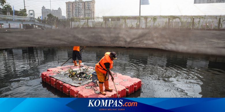 Pemasangan Kain Waring di Kali Item Diperpanjang