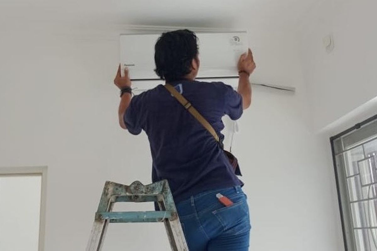 Tukang Servis AC Raup Untung di Tengah Panas Ekstrem Surabaya