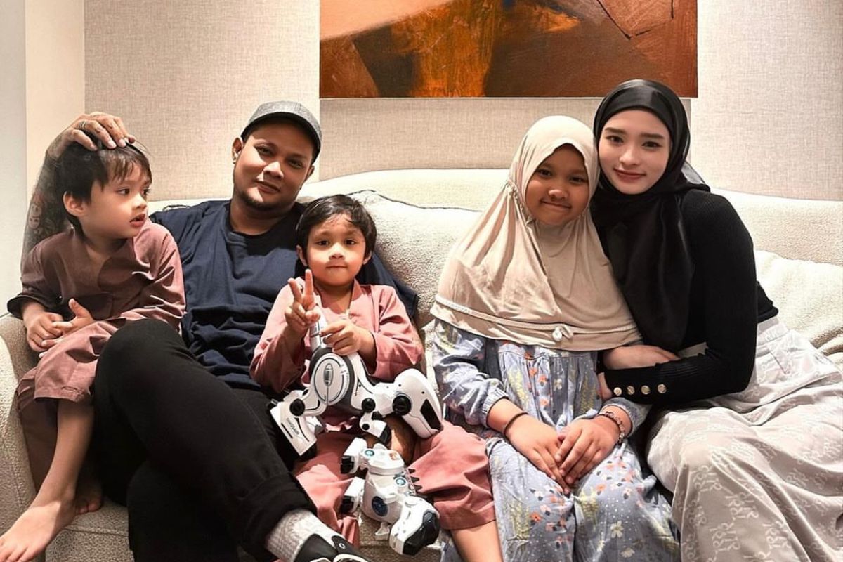 Foto Bareng Virgoun di Momen Tahun Baru, Inara Rusli: Salam Damai untuk 2024