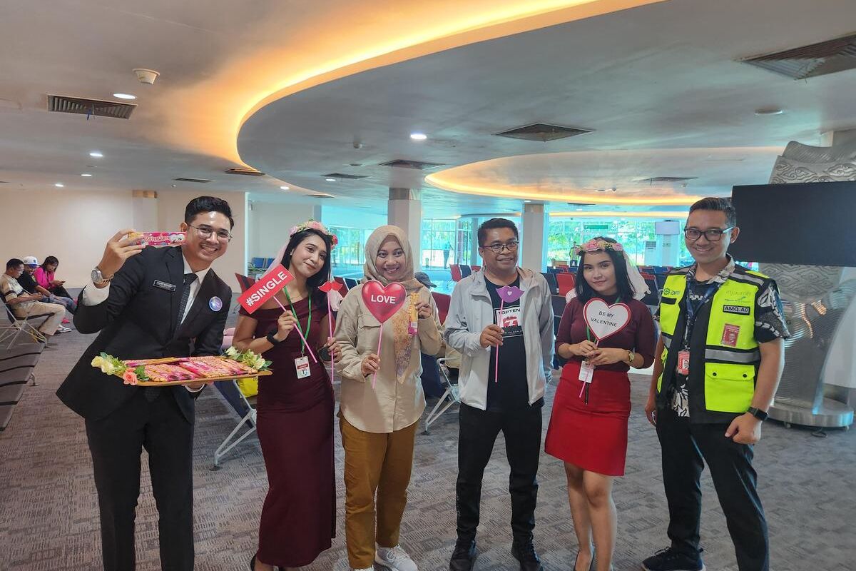 Hari Valentine di Bandara Pattimura Ambon, Penumpang Dapat Cokelat dan ...