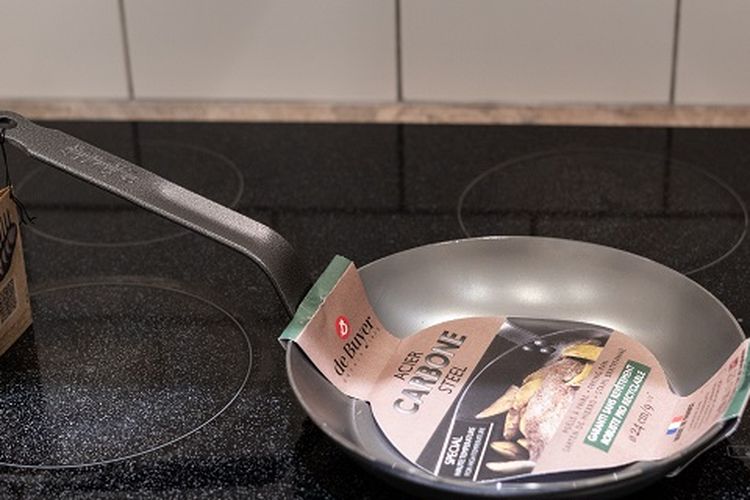 Perbedaaan Wajan Besi Cor dan Baja Karbon, Mana yang Lebih Baik?